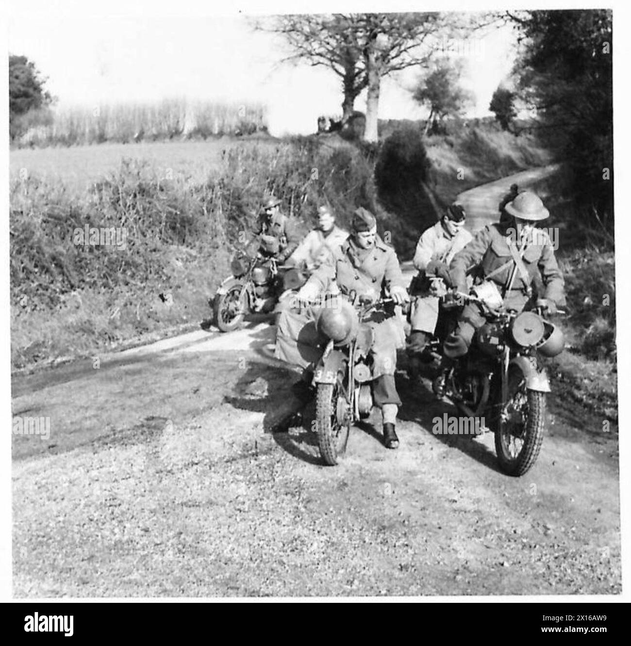 CANADIAN OFFICERS TOUR EASTERN COMMAND - One of the groups touring a ...