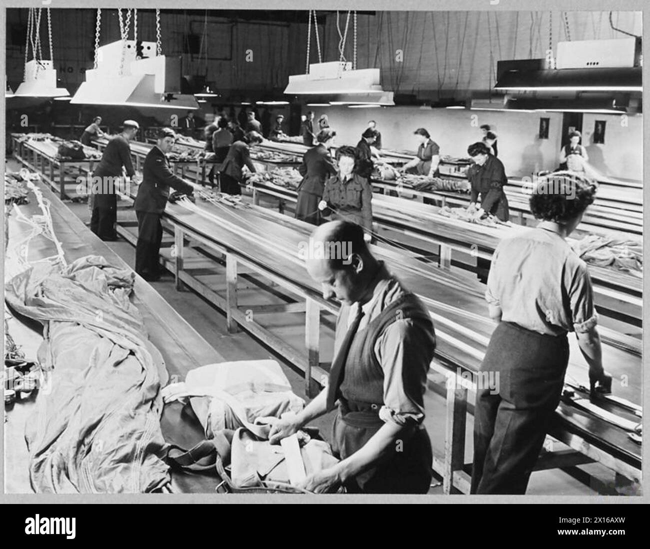 INVASION CHIEF WATCHES AIRBORNE TROOPS "TRAIN FROM THE SKIES". - 12880 ...