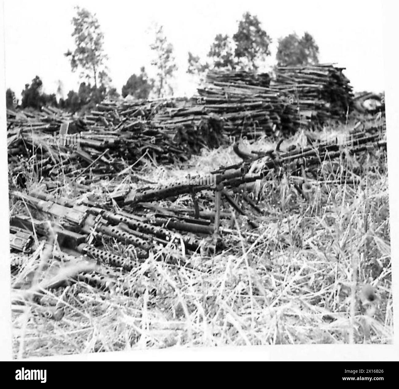 NORTH AFRICAN BOOTY - Various types of machine guns, in background a ...