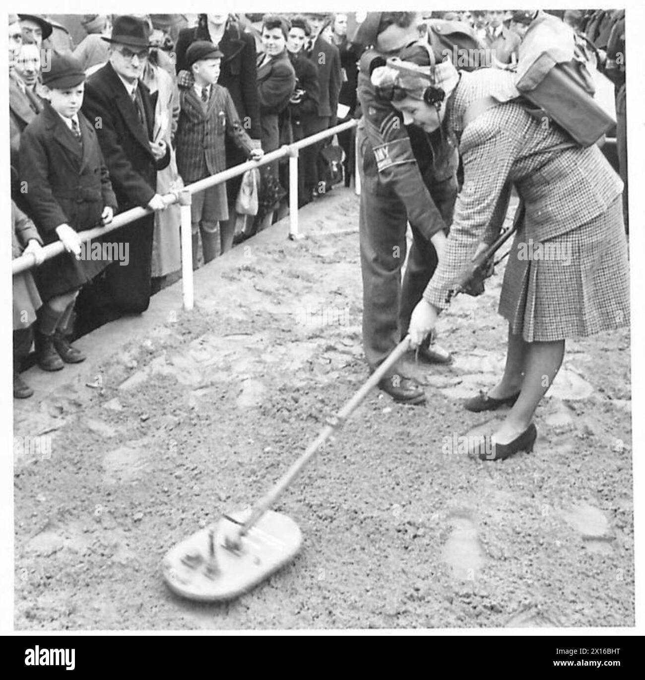ARMY EQUIPMENT EXHIBITION AT BIRMINGHAM - One of the visitors to the ...