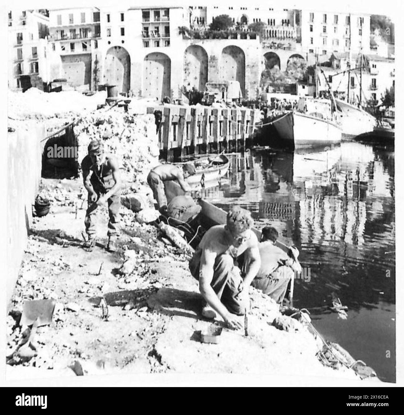 INVASION OF ITALY : FIFTH ARMY - Men of the 9 Fd. Coy., R.E. repairing ...