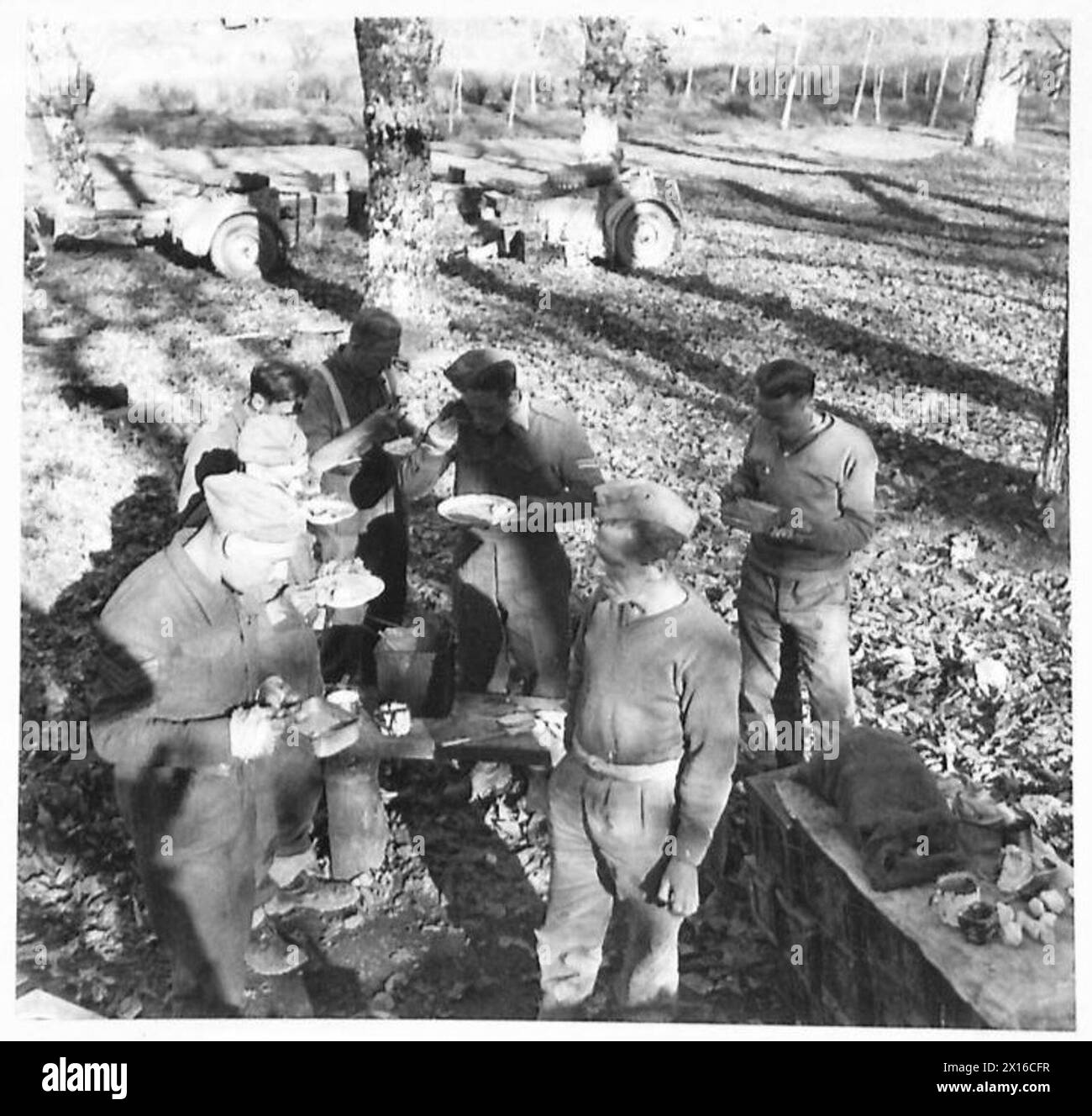 ITALY : FIFTH ARMY - 25-Pounder gun crew eat a stand-up dinner in the ...