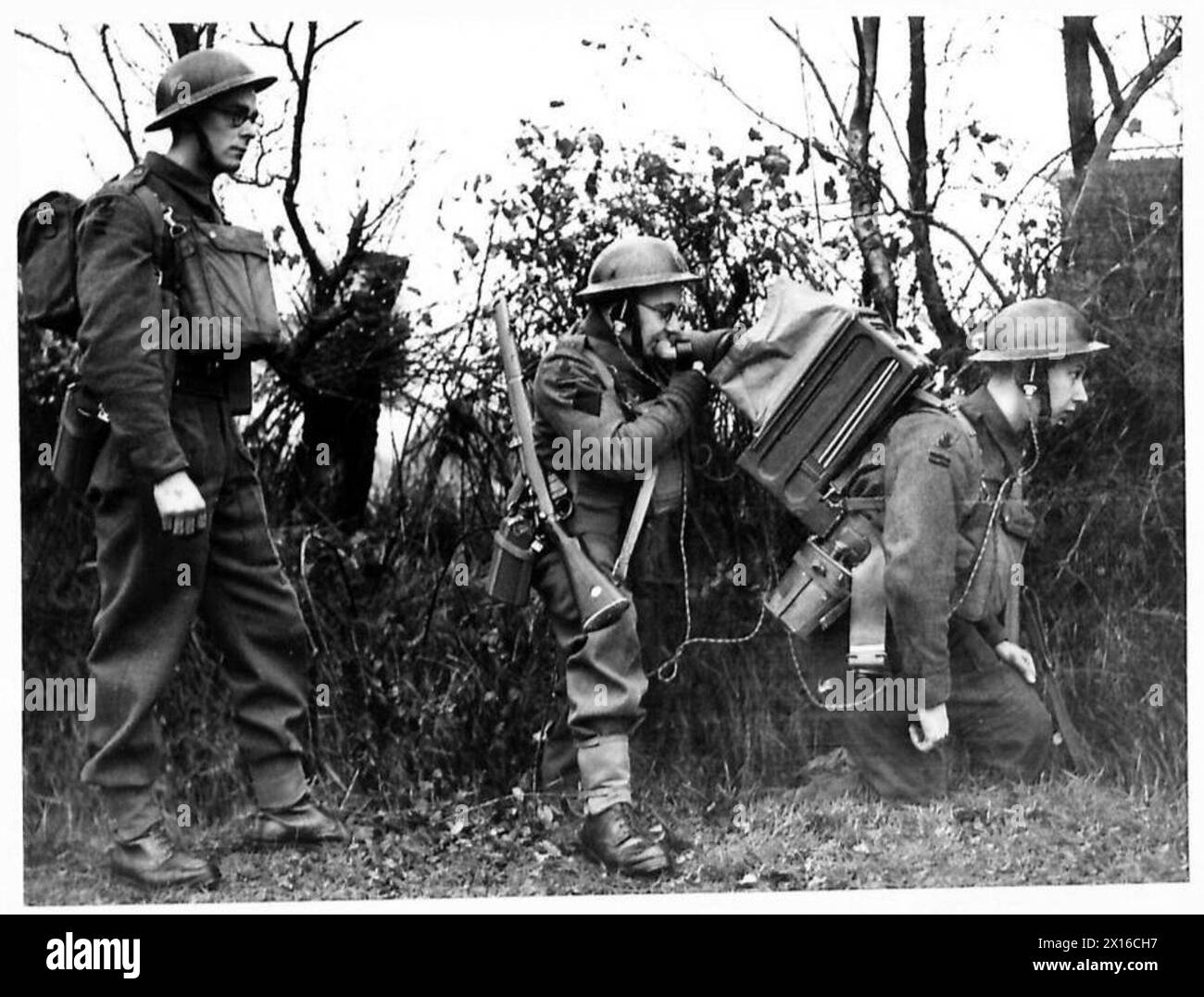 LONDON IRISH RIFLES TRENCH MORTAR DEMONSTRATION - Some of the troops ...