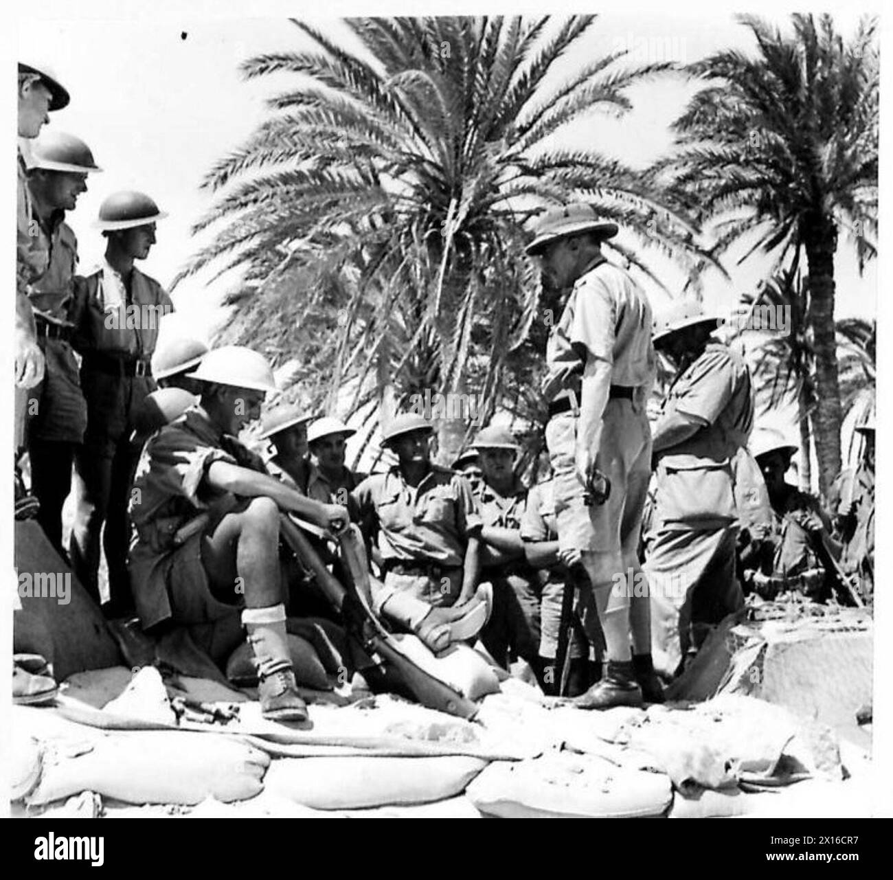 VISIT TO SOUTH AFRICAN TROOPS IN EGYPT - Colonel Stallard chatting to a ...