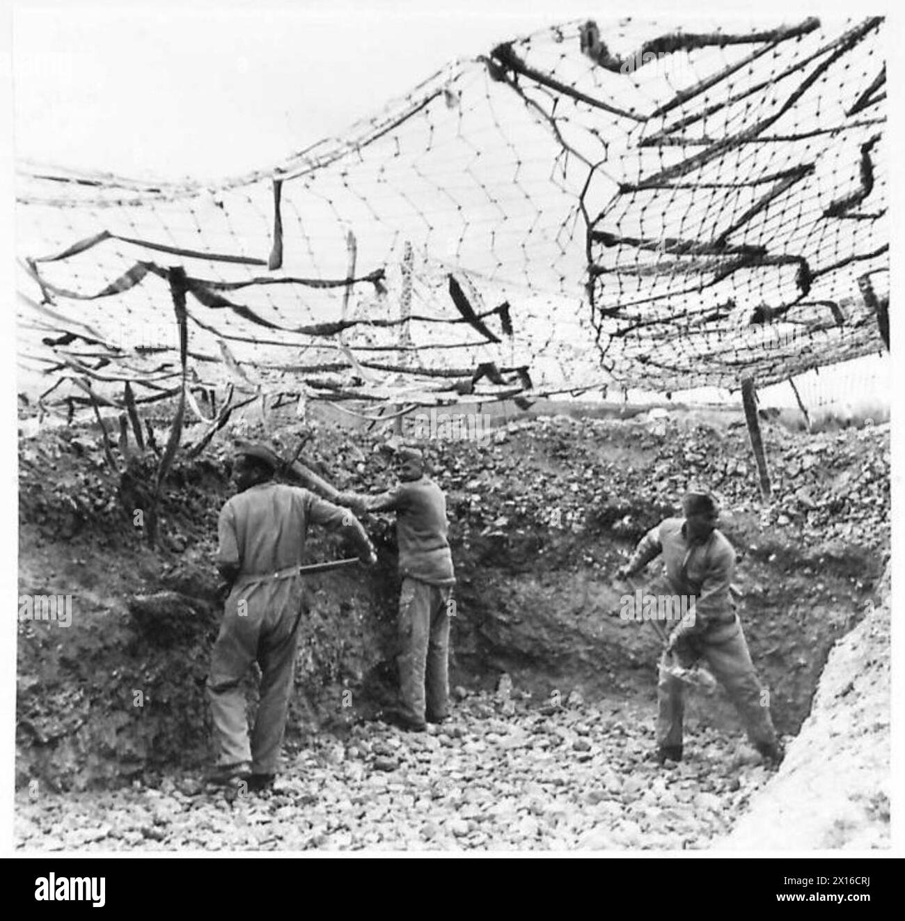 CYPRIOT TROOPS IN TRAINING - Cypriots digging gun pits , British Army ...