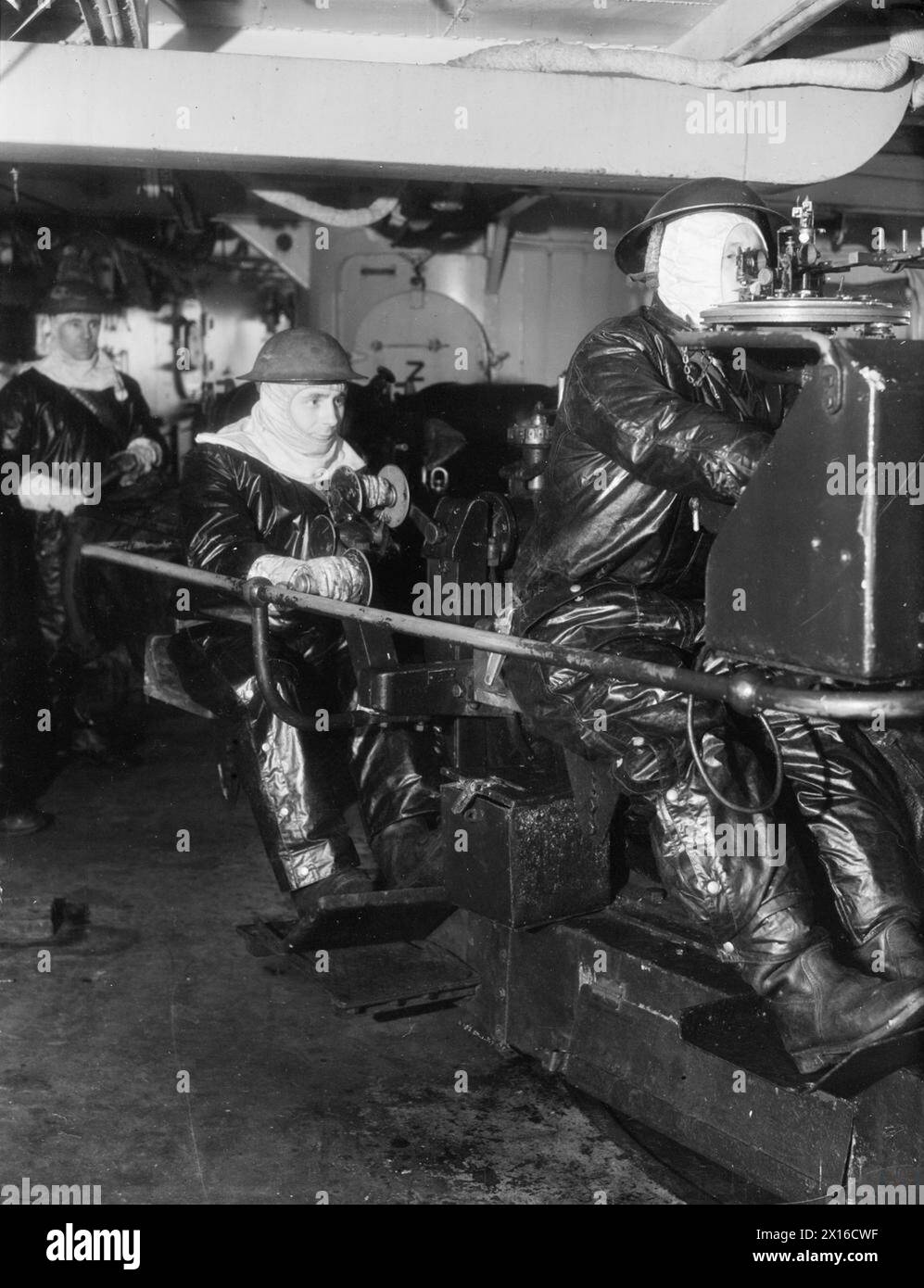 THE ROYAL NAVY DURING THE SECOND WORLD WAR - Wearing anti flash gear S ...