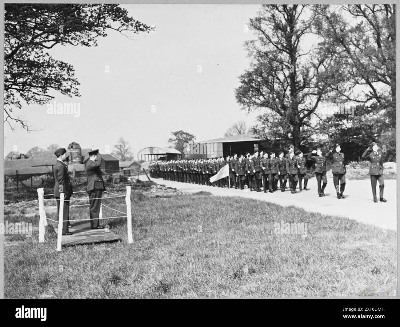 A.O.C. PRESENTS CREST TO FAMOUS NIGHT FIGHTERS - 9498 (Picture issued ...