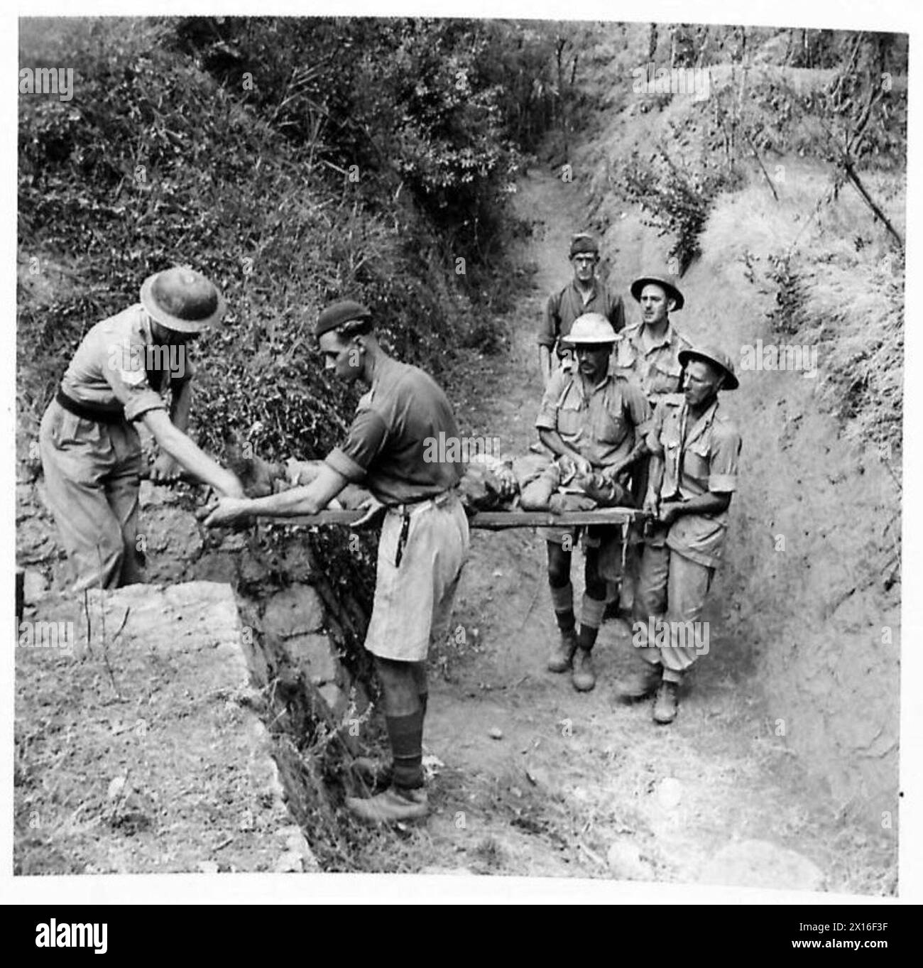 INVASION OF ITALY : FIFTH ARMY - Stretcher bearers of the 5th Light ...