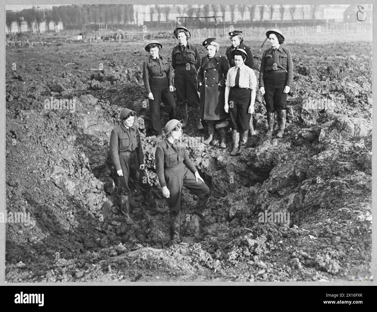 COURAGE OF WAAF BALLOON OPERATORS AT A LONDON BALLOON SITE. - 8301 ...
