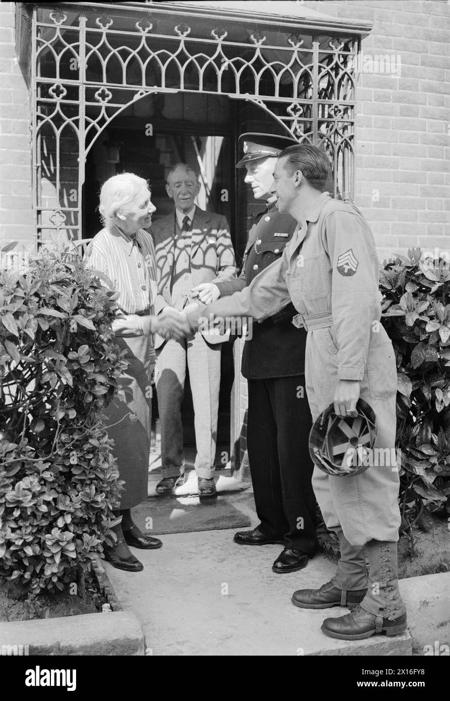 AMERICANS IN BRITAIN, 1942 - 1945 - Off Duty: Scene on the doorstep as ...
