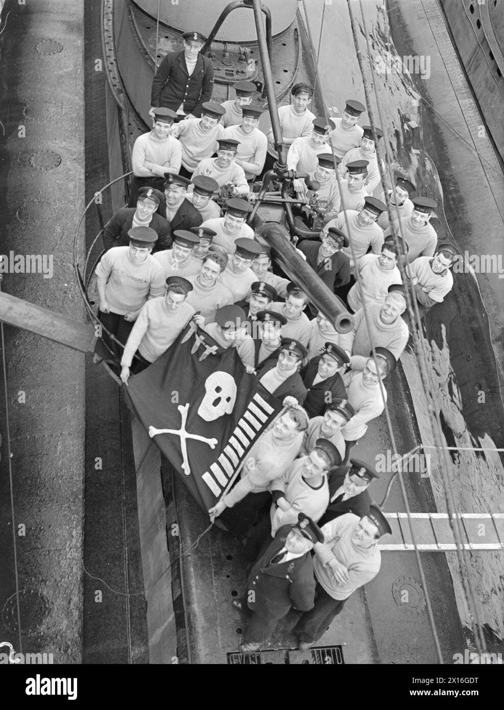 HM SUBMARINE SCEPTRE COMES HOME. 3 NOVEMBER 1944, HOLY LOCH, GOUROCK ...