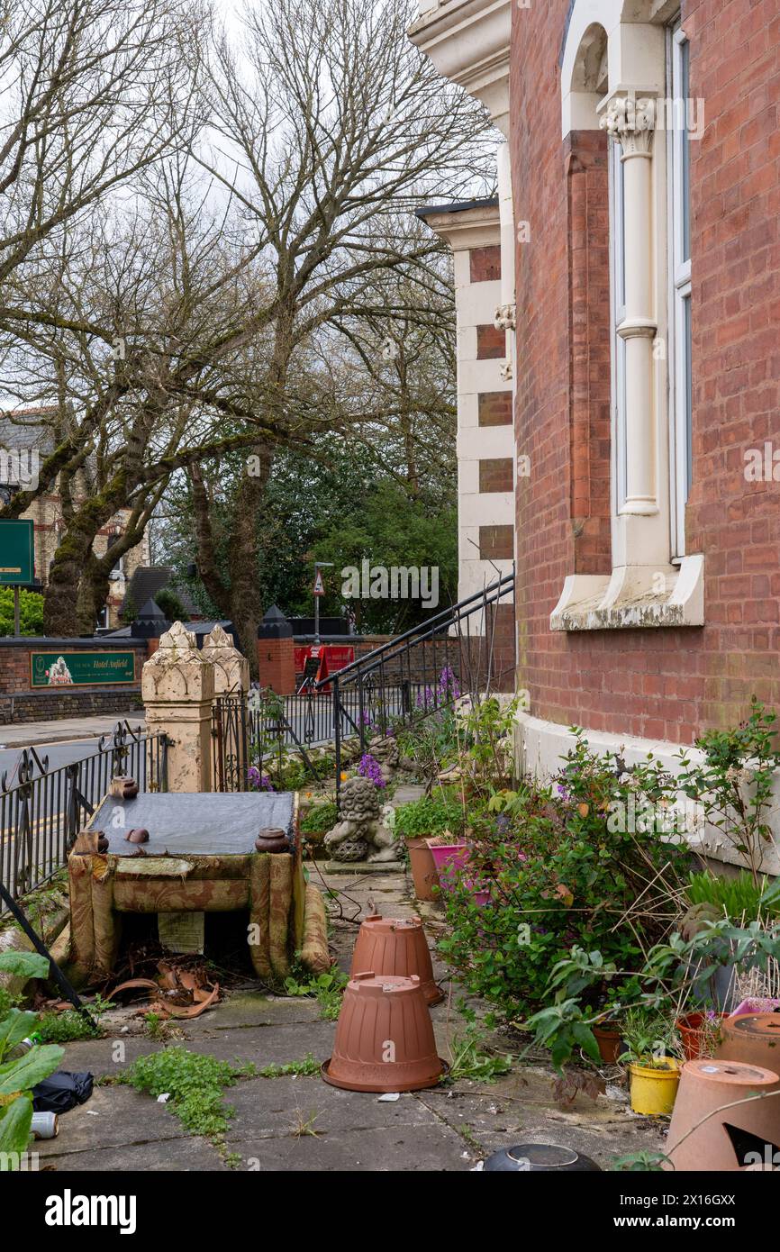 Unkempt front yard in a terraced house, Anfield Road, Liverpool Stock ...