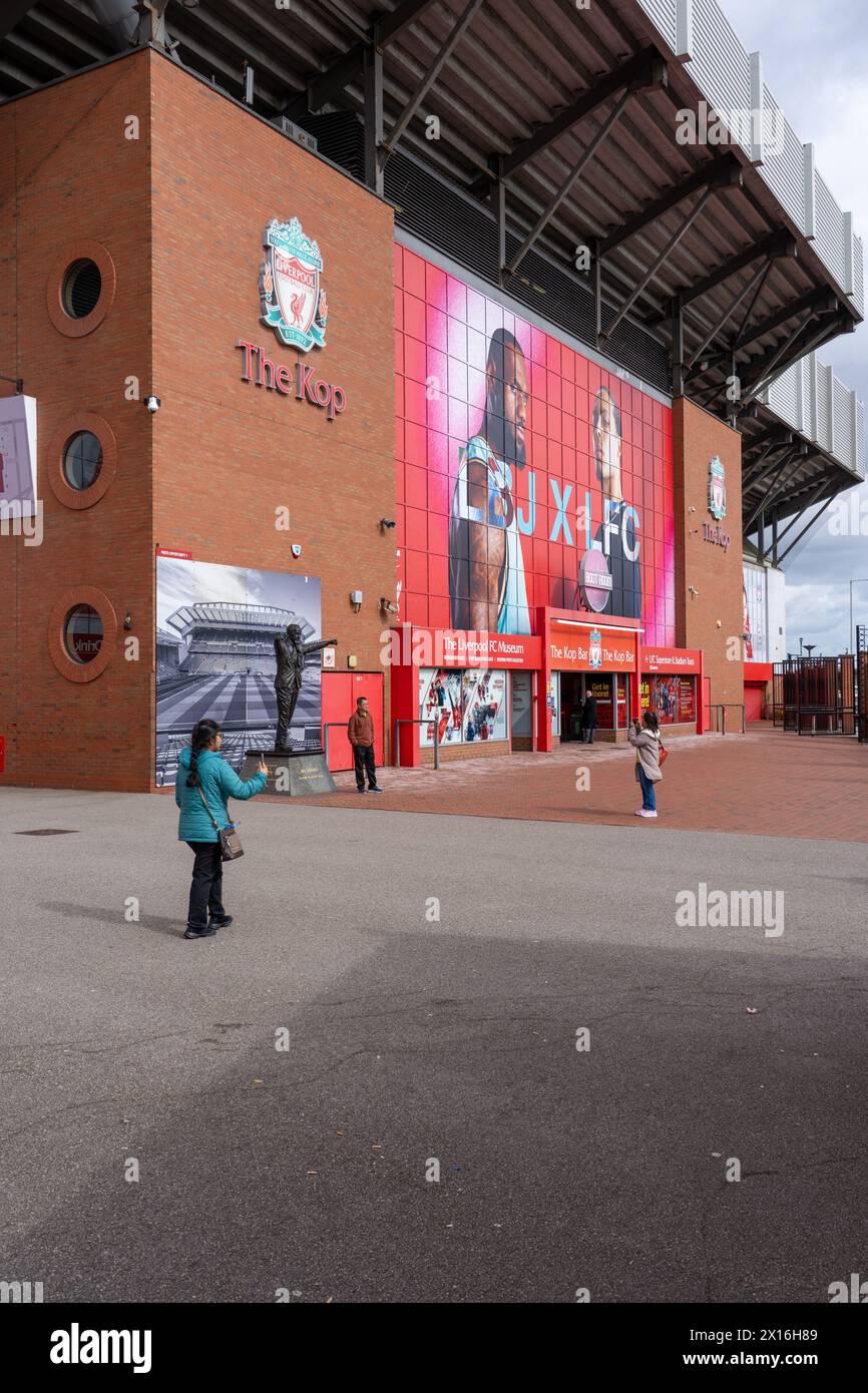 Liverpool football statue hi-res stock photography and images - Alamy