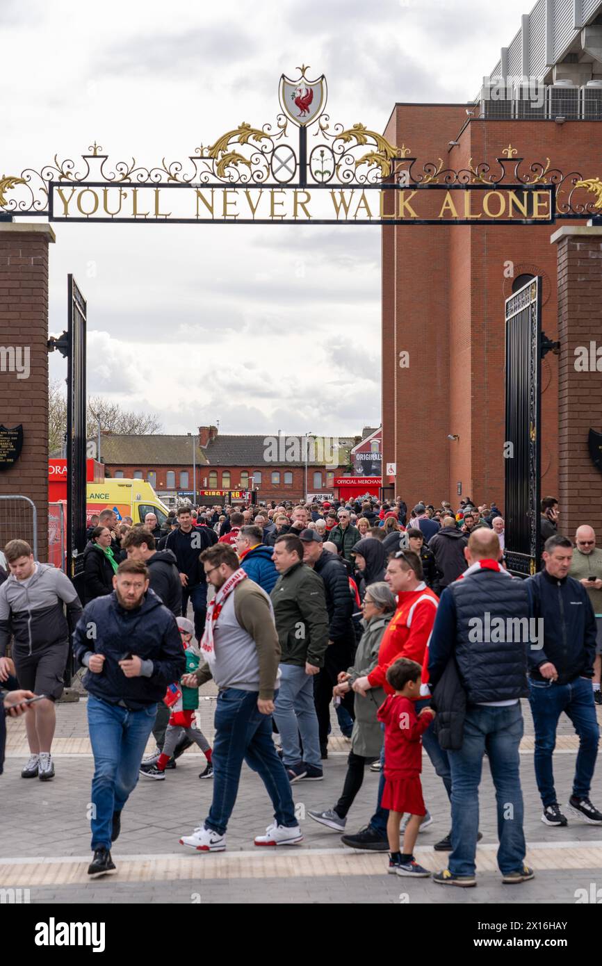 Anfield stadium fans hi-res stock photography and images - Alamy