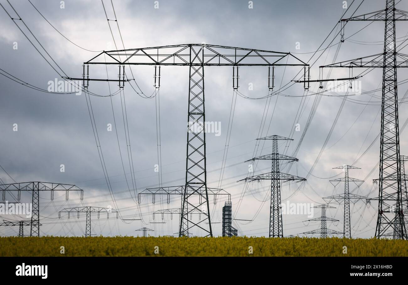 Limbach Oberfrohna, Germany. 15th Apr, 2024. Dark clouds are gathering ...