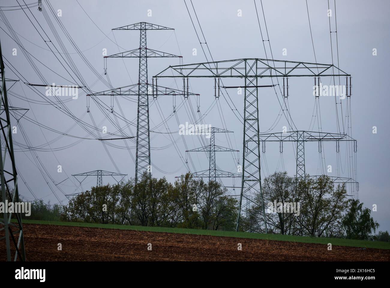 Limbach Oberfrohna, Germany. 15th Apr, 2024. Dark clouds are gathering ...
