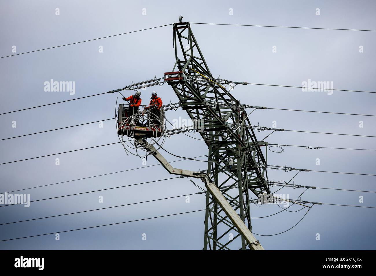 Limbach Oberfrohna, Germany. 15th Apr, 2024. Fitters renew a 110 KV ...