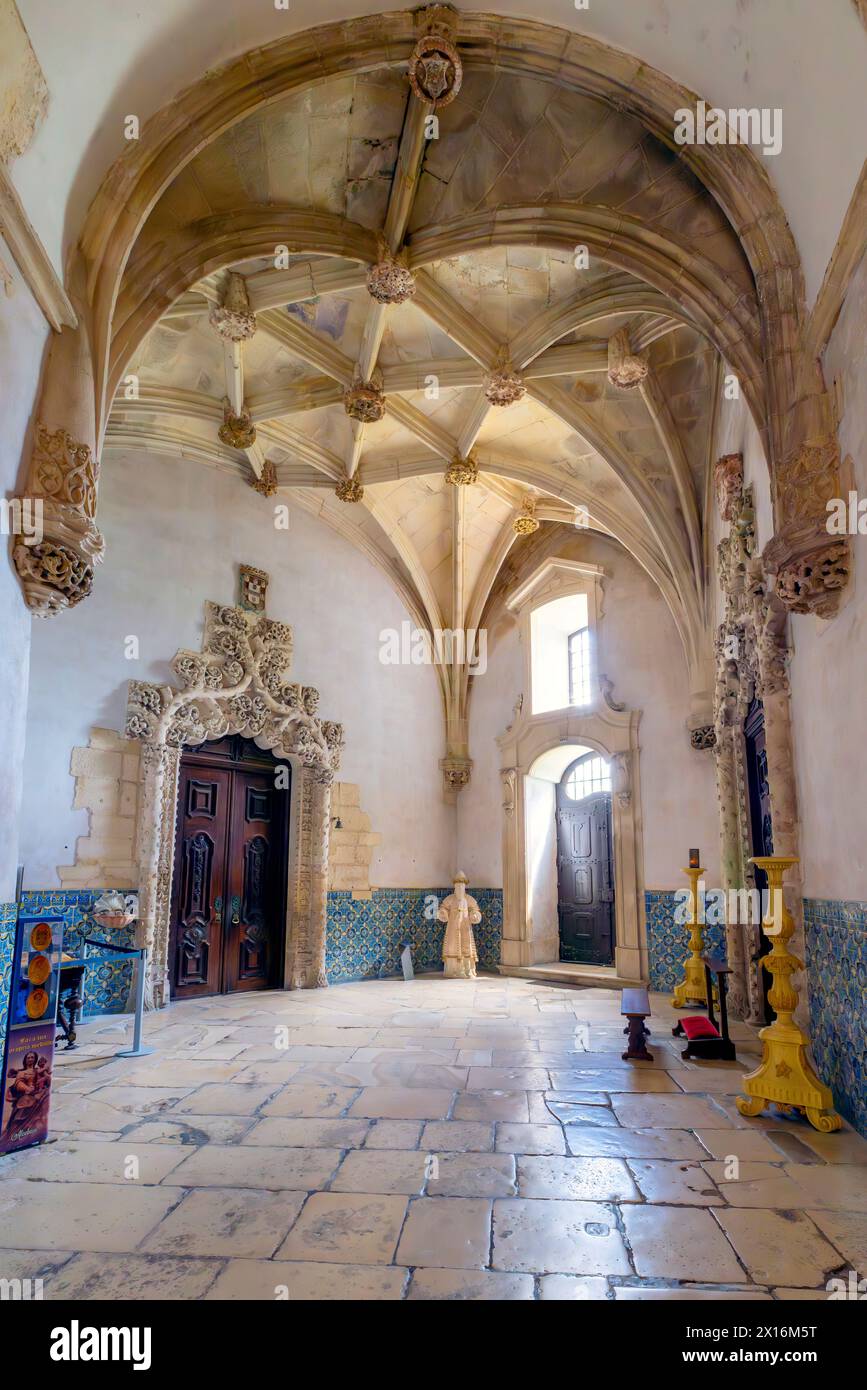 Manueline vault, entrances to the Sacristy. The Alcobaça Monastery ...