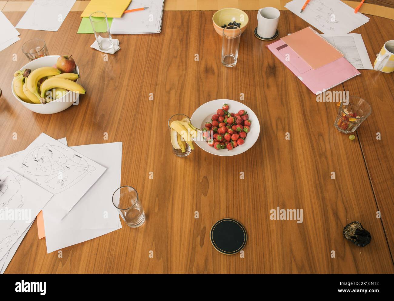 Untidy workplace hi-res stock photography and images - Alamy