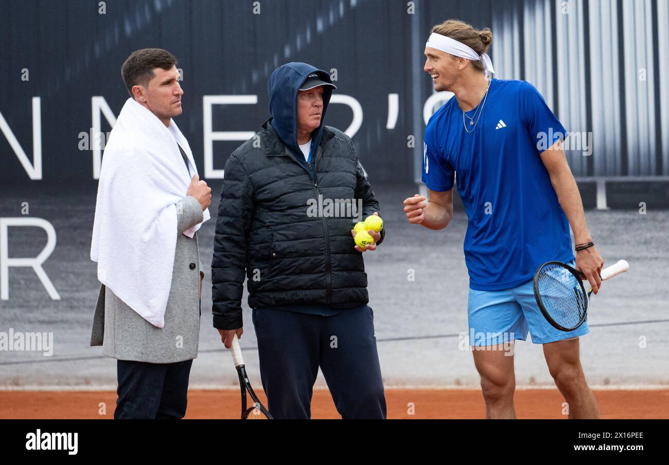 Munich, Germany. 15th Apr, 2024. Tennis: ATP Tour - Munich. Alexander Zverev (r.), his brother ...