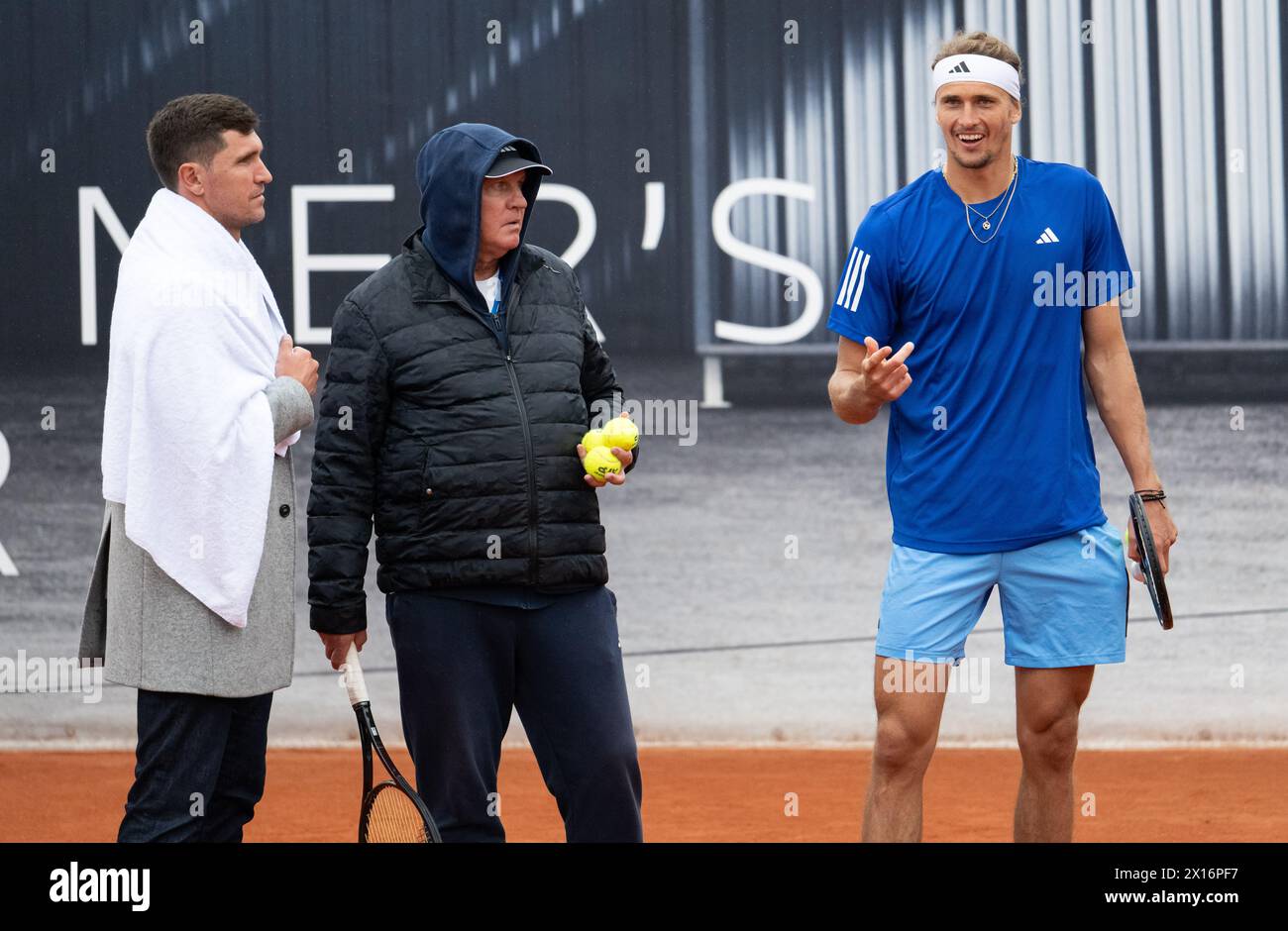 Munich, Germany. 15th Apr, 2024. Tennis: ATP Tour - Munich. Alexander Zverev (r.), his brother ...