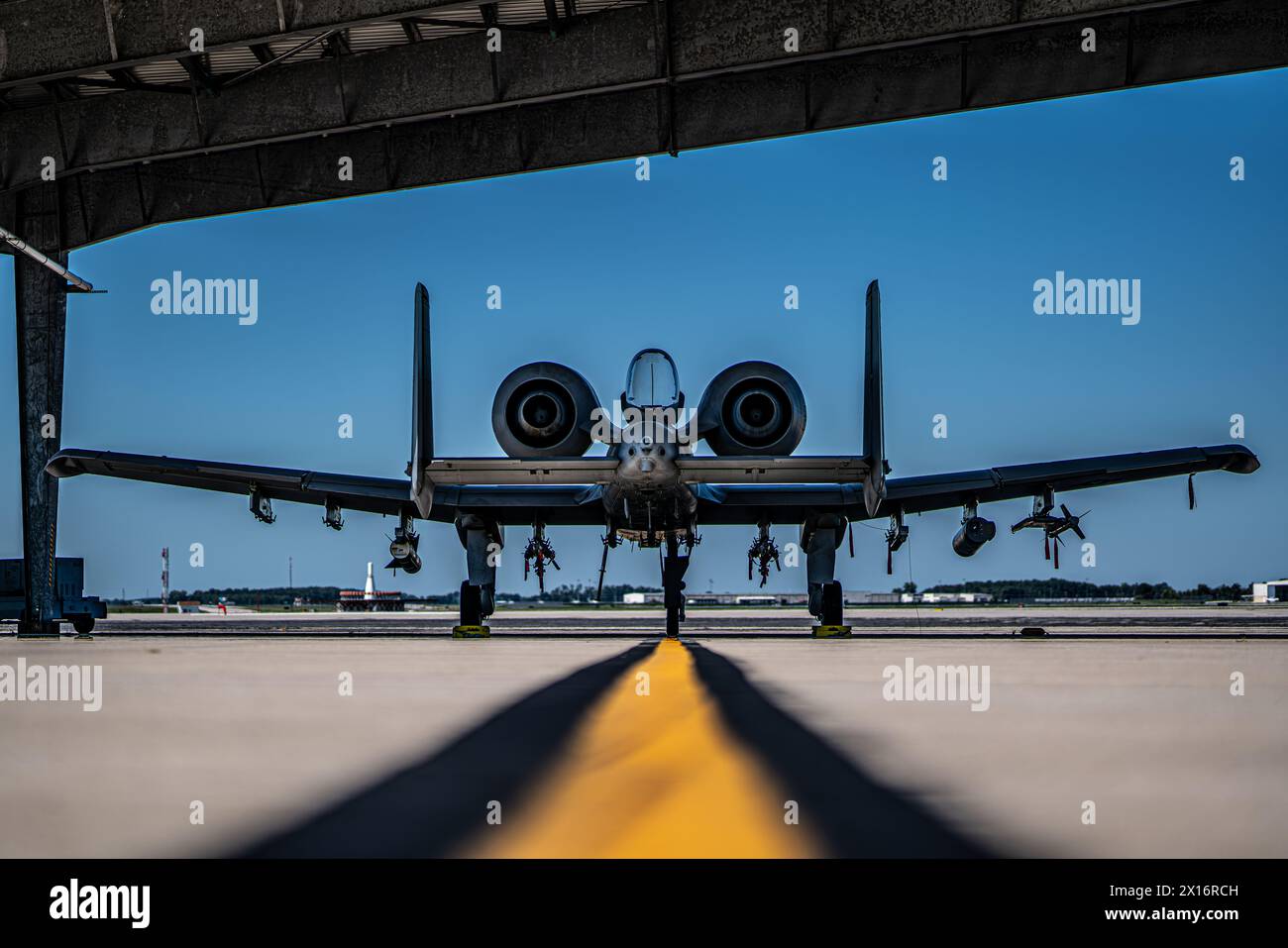 Black fighter jet on runway hi-res stock photography and images - Alamy