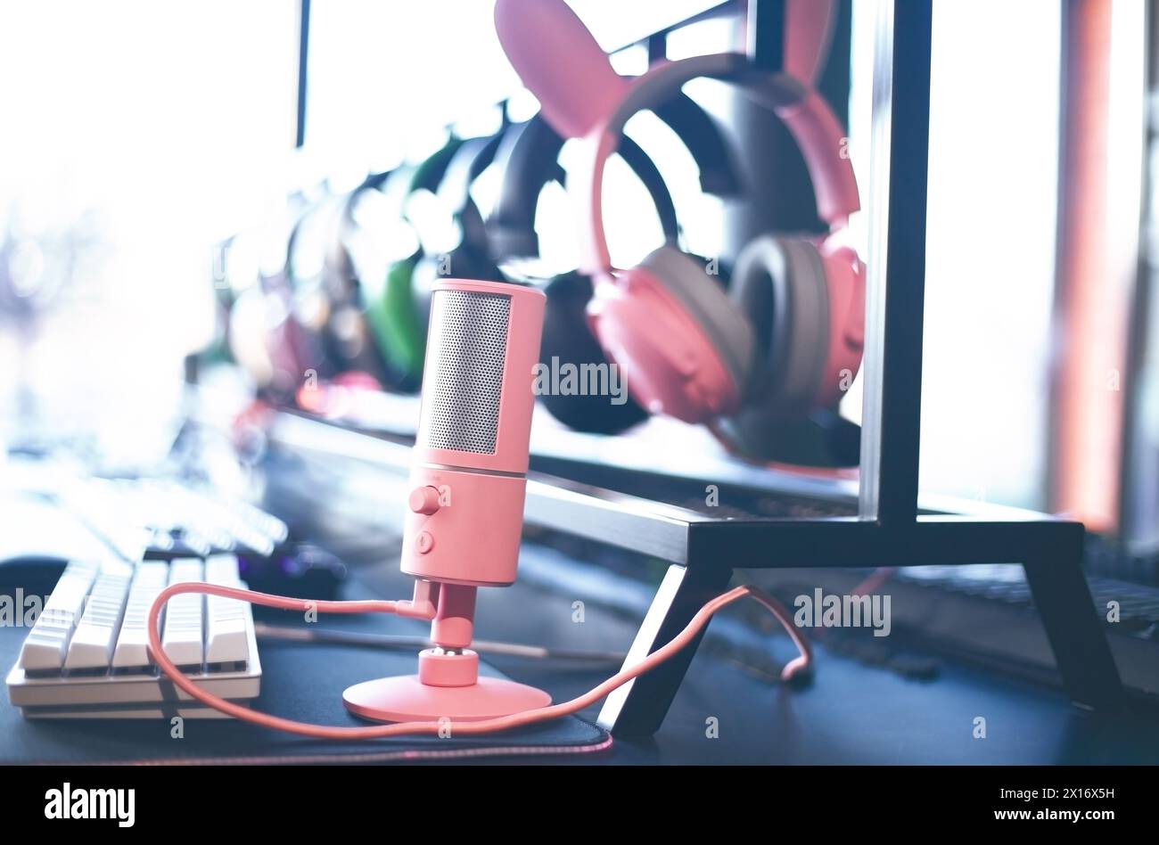 Pods showcase hi-res stock photography and images - Alamy