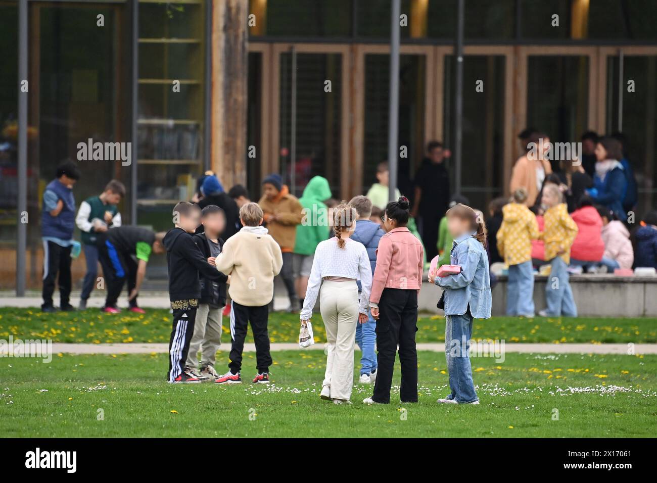 Grundschueler,Schueler halten sich in der grossen Pause auf dem Schulhof einer Grundschule auf ...
