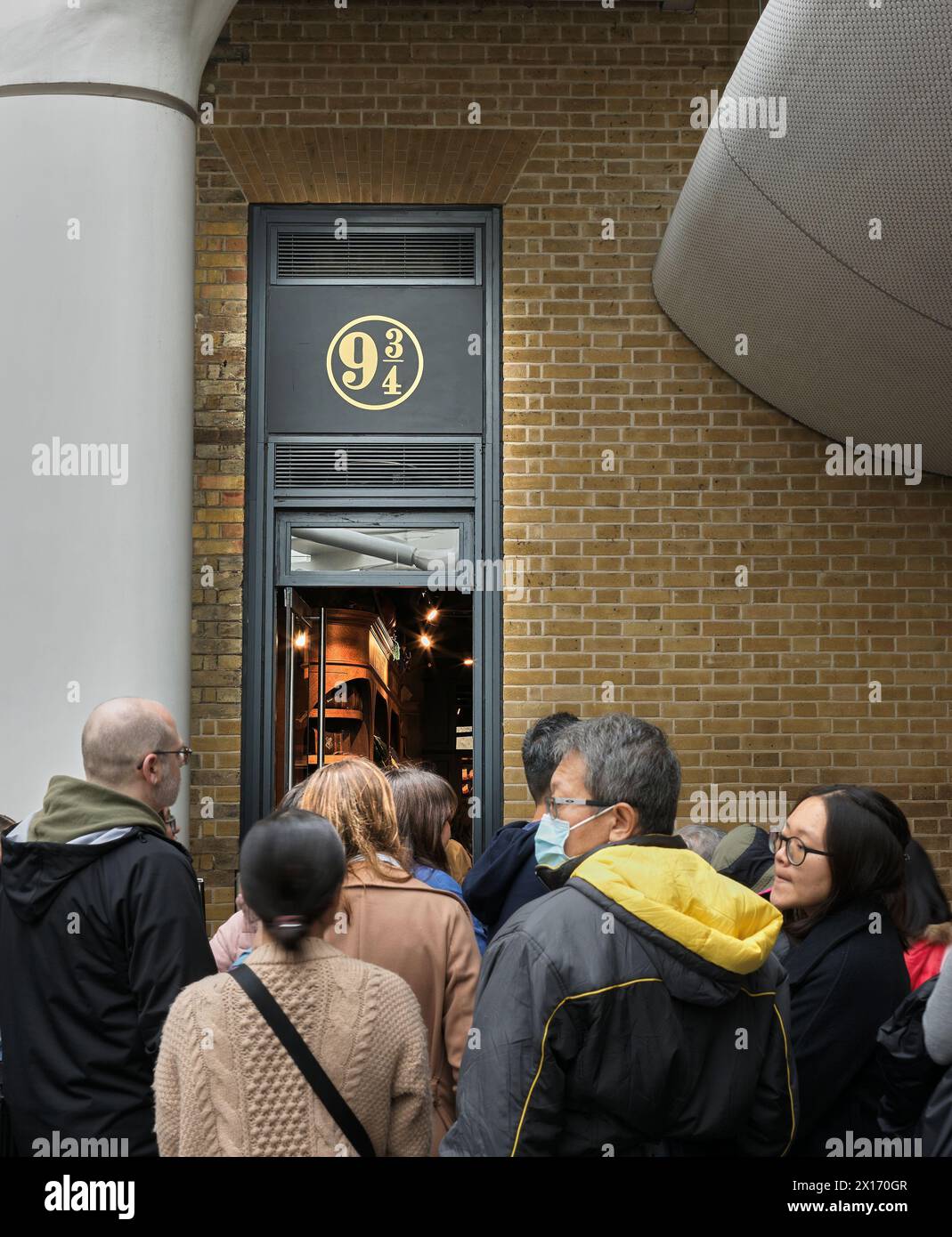 Queue for the Harry Potter platform 9 and 3/4 at Kings Cross rail ...