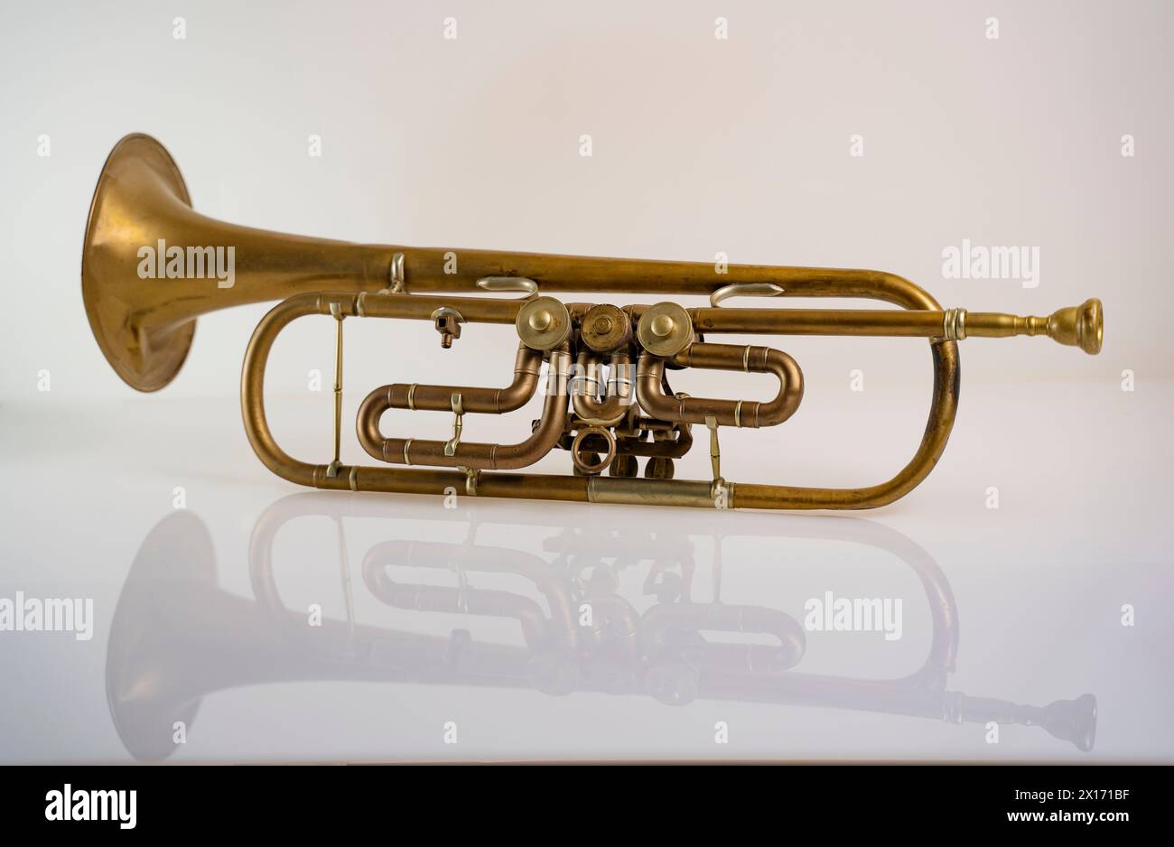 Antike trompete hi-res stock photography and images - Alamy