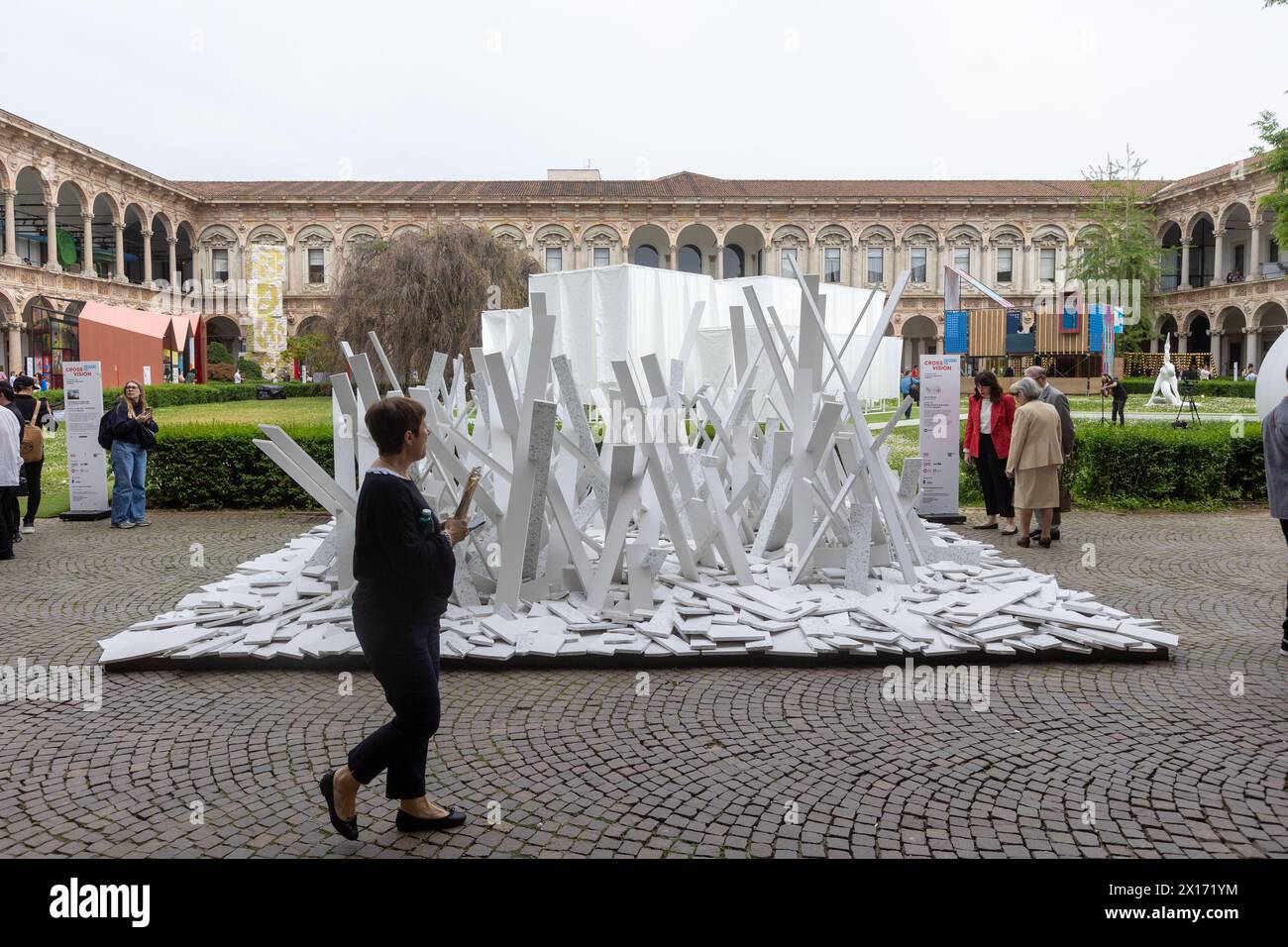 Installazione Stone grove di Kengo Kama Associates alla Statale al ...