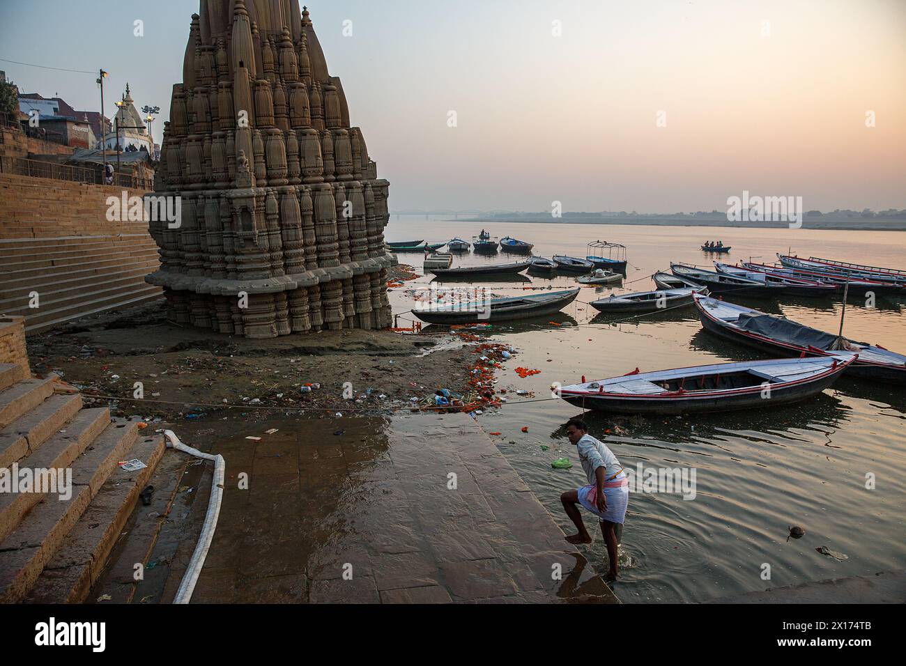 Leaning temple in the ganges river hi-res stock photography and images ...