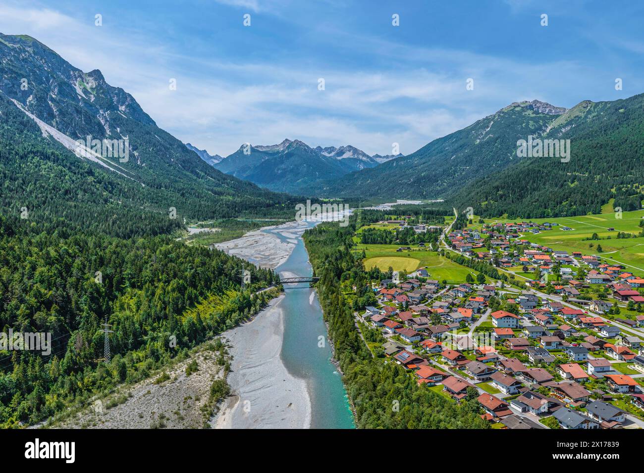 Das Tiroler Lechtal bei Weißenbach im Bezirk Reutte im Luftbild ...