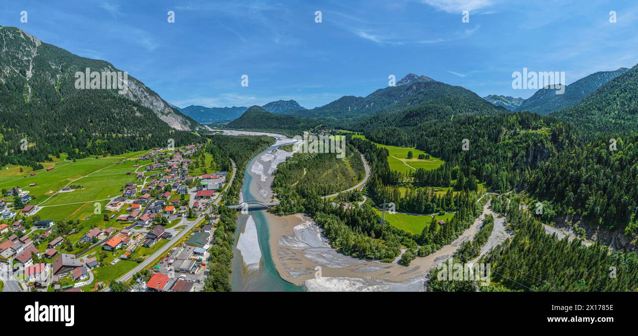 Das Tiroler Lechtal bei Weißenbach im Bezirk Reutte im Luftbild ...