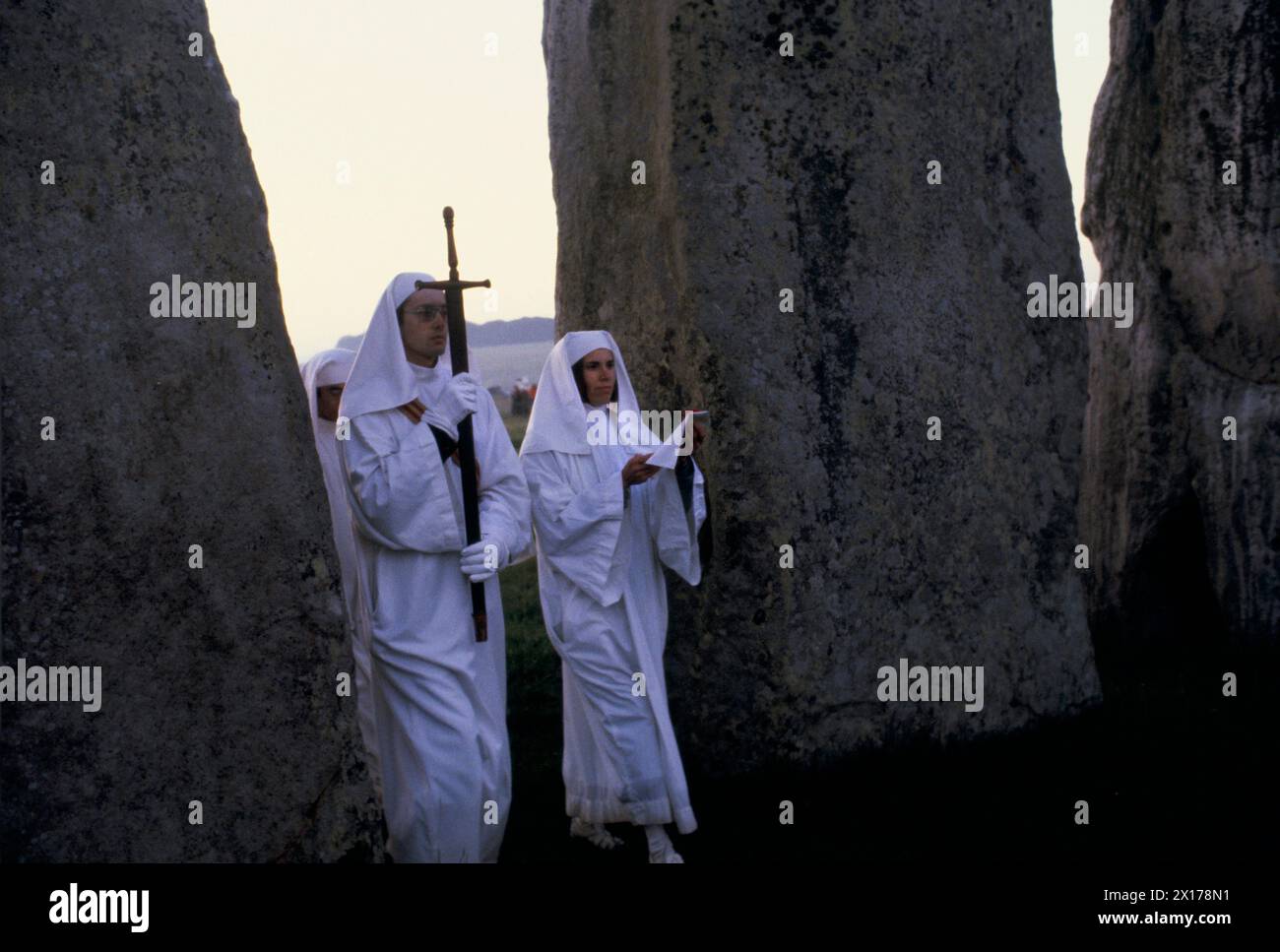 Summer solstice June 21st 1970s UK. Druids celebrate at Stonehenge an ...