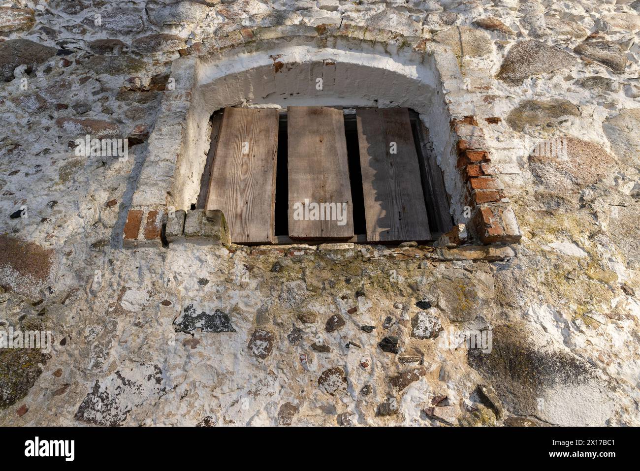 old damaged building wall, old damaged destructible building wall Stock ...