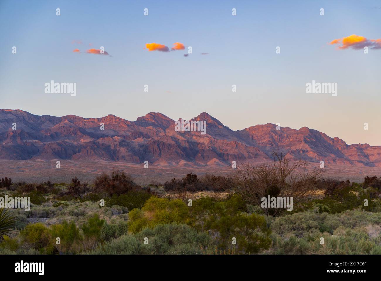 sunset over mountains in the nevada desert Stock Photo - Alamy