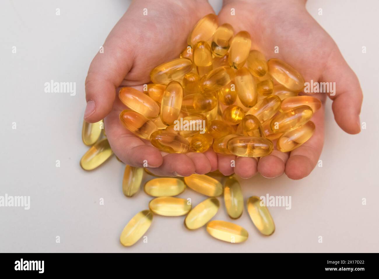 Vitaminen Omega 3 fish oil in capsules in hand on beige background ...