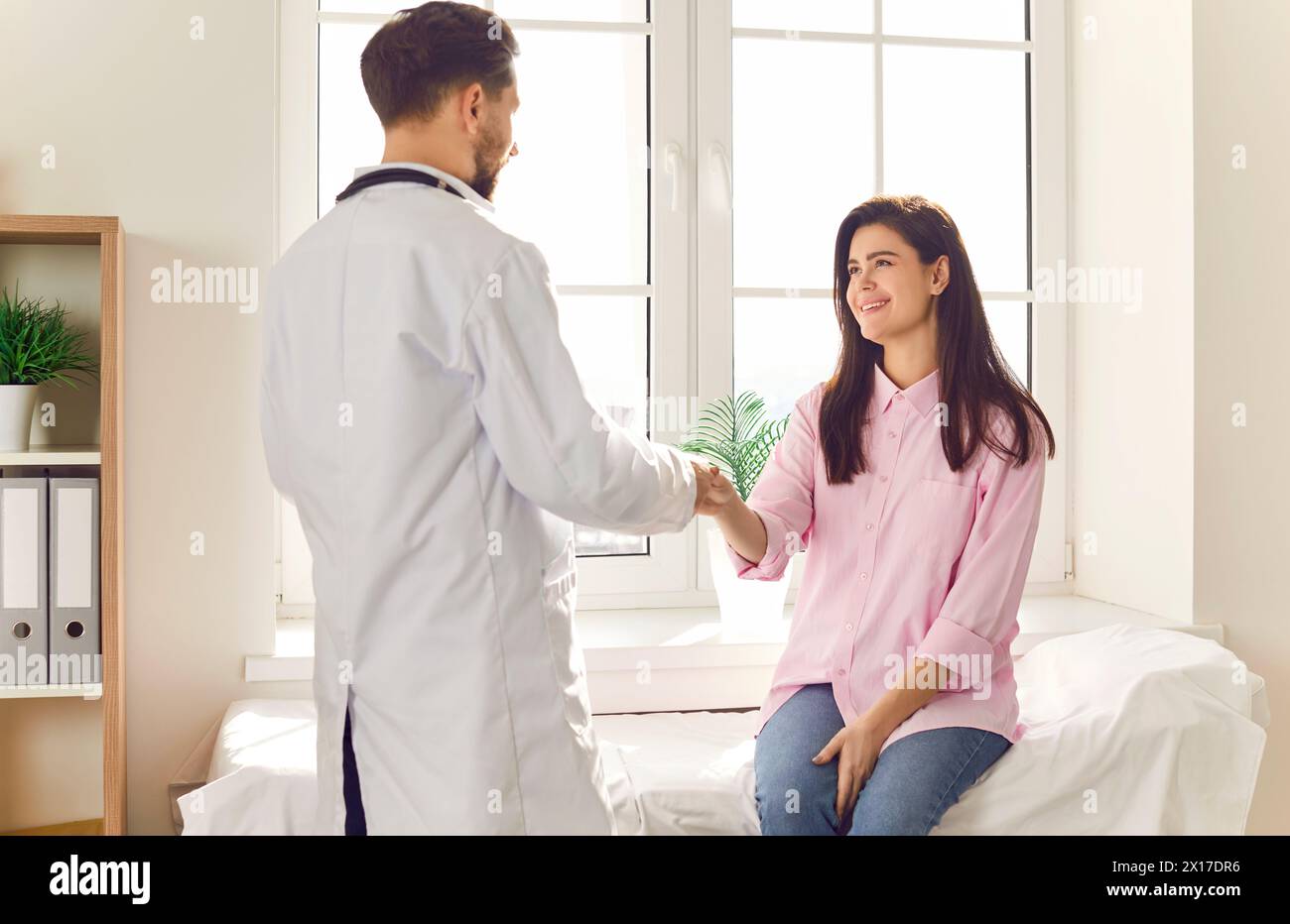 Relationship doctor patient hi-res stock photography and images - Alamy