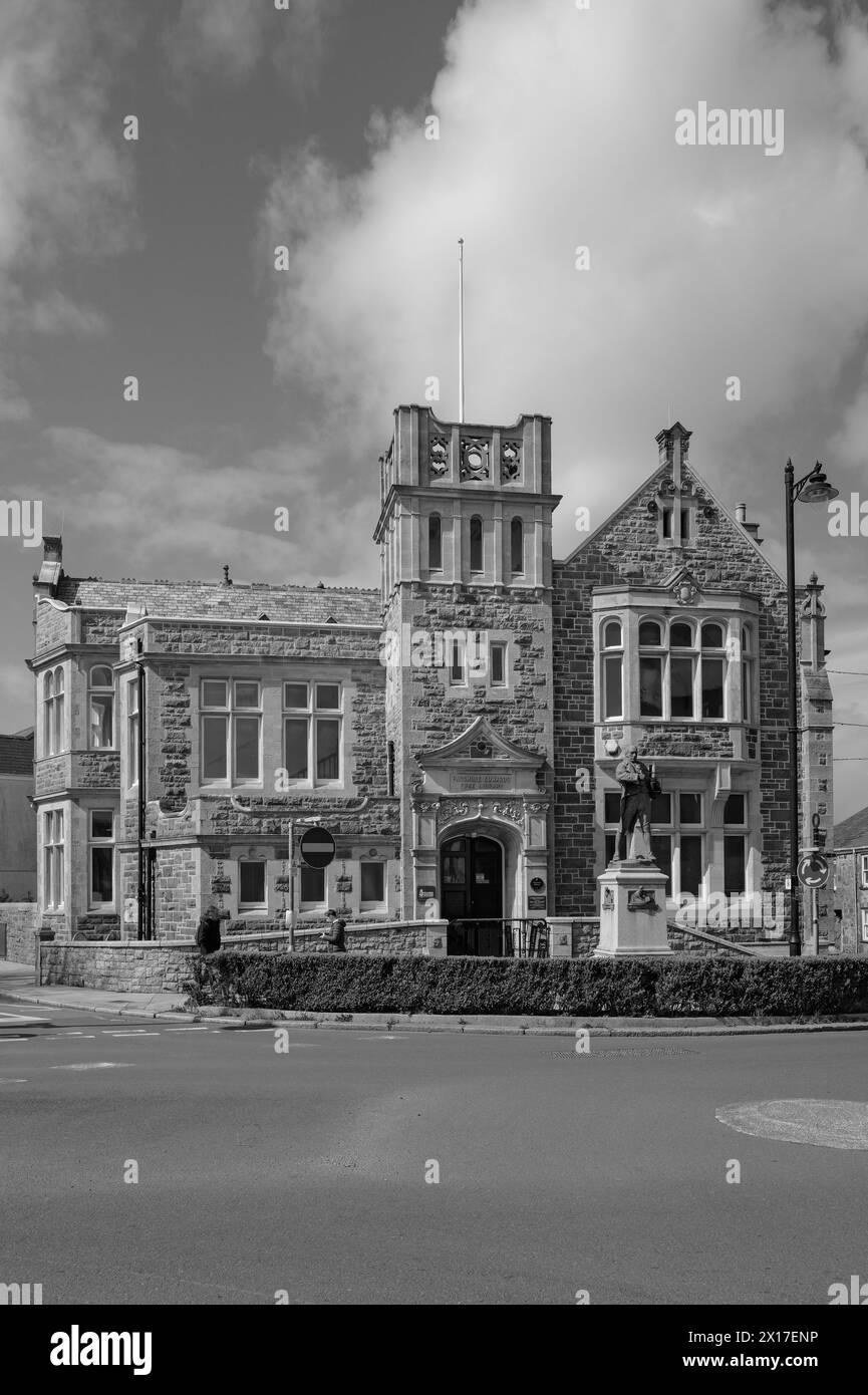 PASSMORE EDWARDS LIBRARY BUILDING RICHARD TREVITHICK STATUE CAMBORNE ...