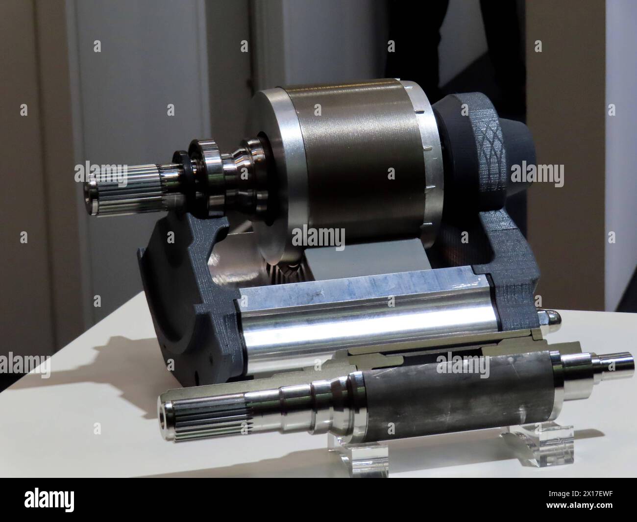 Die Rotorwelle wird ob ihrer Leitung inwendig durch Oel gekuehlt - ein ...