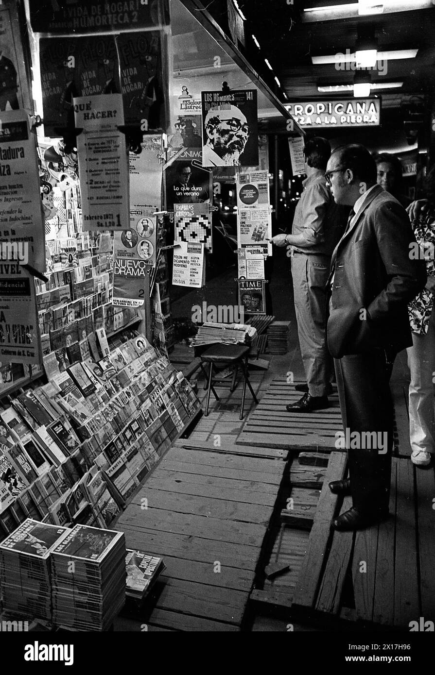 Newspaper stand, Corrientes street, Buenos Aires downtown, Argentina ...