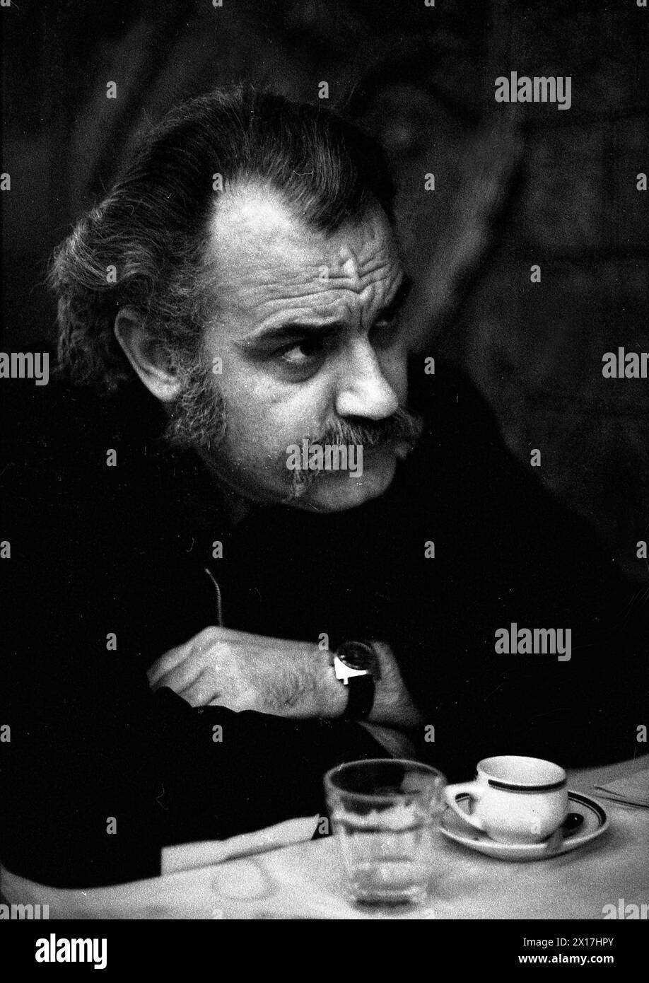 Argentine fiction writer David Viñas during a press interview, Buenos ... Argentine fiction writer David Viñas during a press interview, Buenos ...