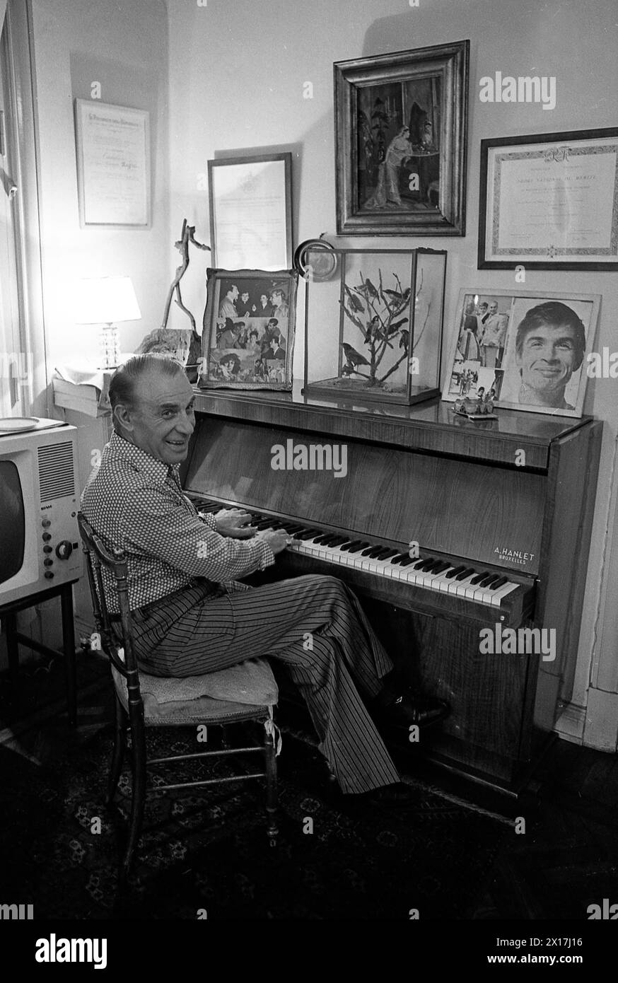 Music magazine editor Black and White Stock Photos & Images - Alamy