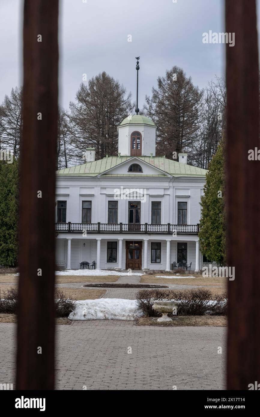 Russian manor house hi-res stock photography and images - Alamy