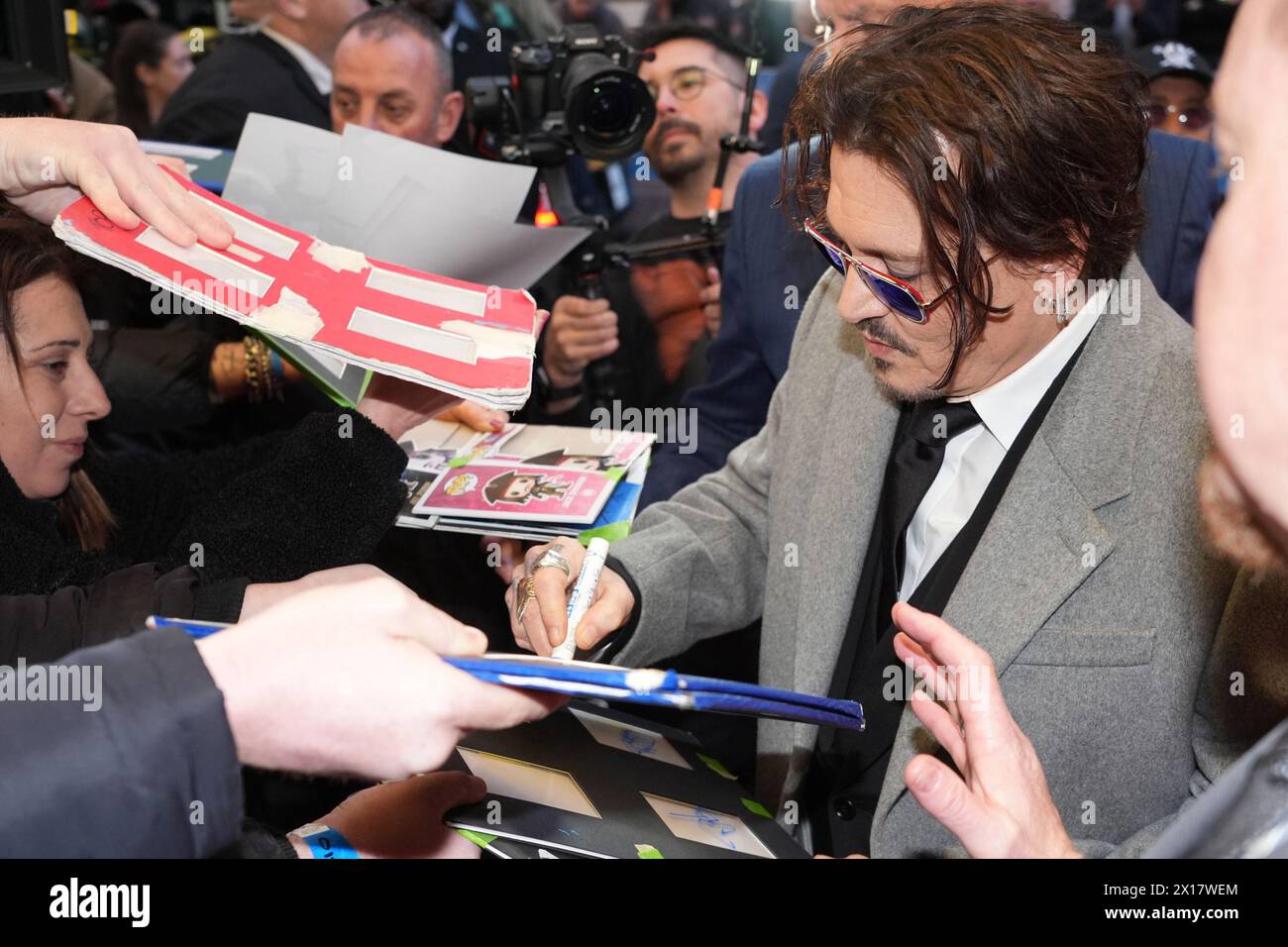 Johnny Depp signs his autograph as he arrives for the UK premiere of ...
