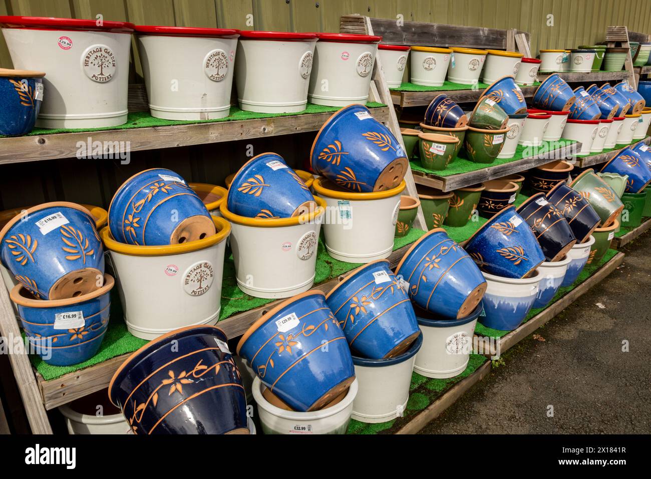 Display of plant pots hi-res stock photography and images - Alamy