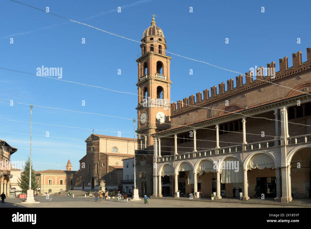 Piazza del Popolo (People's Square), the medieval palace, the cathedral ...