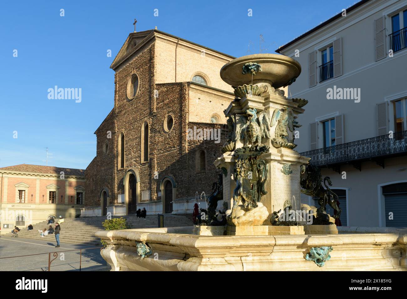 Piazza del Popolo (People's Square), the medieval palace, the cathedral ...