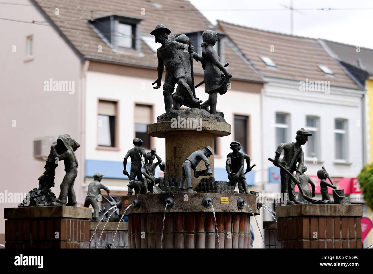 Der Klüttenbrunnen in Frechen, gestaltet von Olaf Höhnen. Die Figuren ...